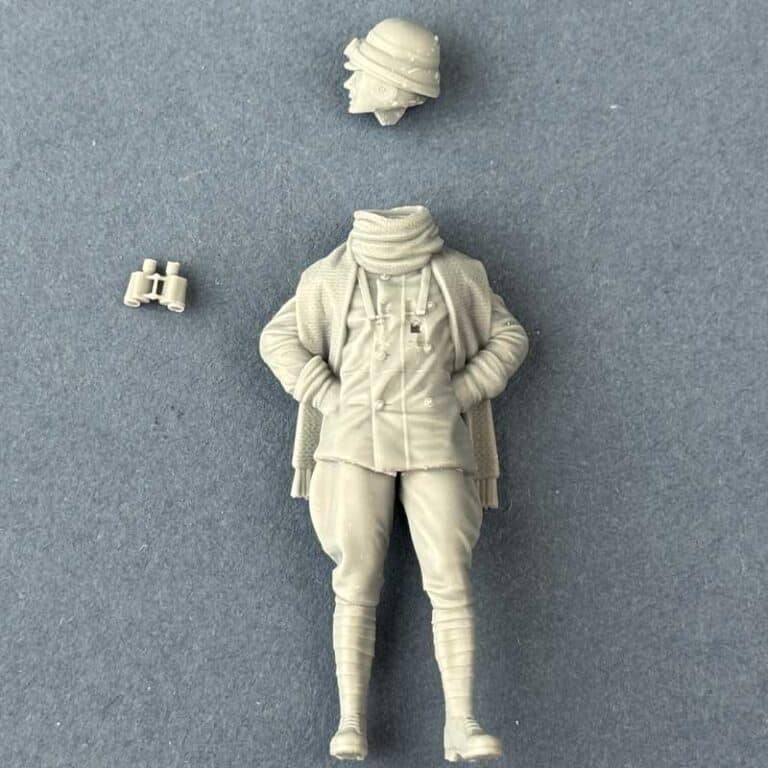 1/32 Model Figures | Pilots, Soldiers & Display Kits