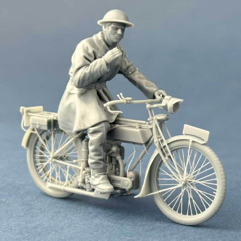 British Dispatch Rider On A Short Break 1/32 F32-064 CSM